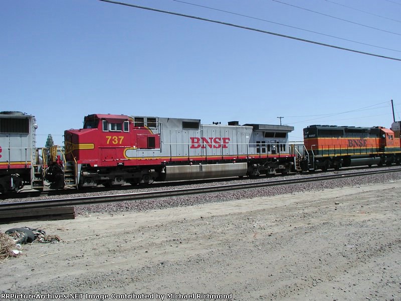 BNSF 737